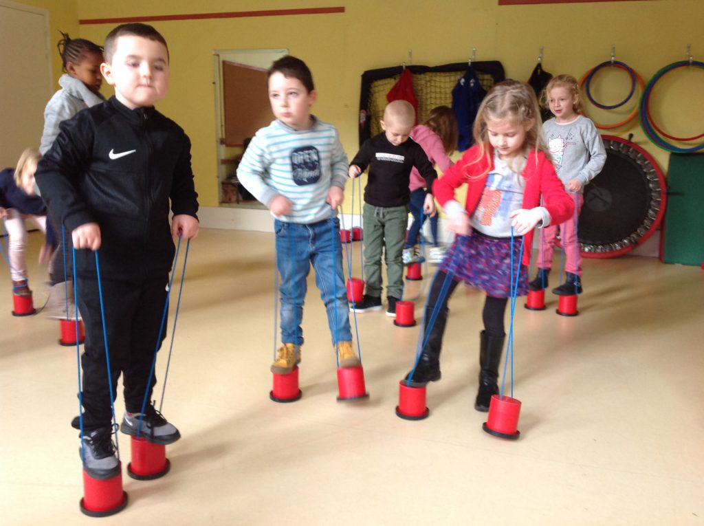 Initiation aux échasses - Ecole Notre Dame